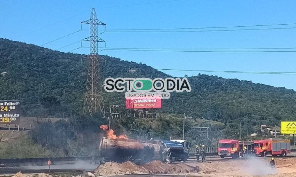 [VÍDEO] Caminhão transportando combustível pega fogo na BR-101 - SCTODODIA