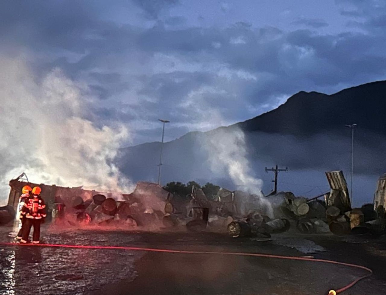 Caminhão com 35 toneladas de resina pega fogo na BR-101 - SCTODODIA