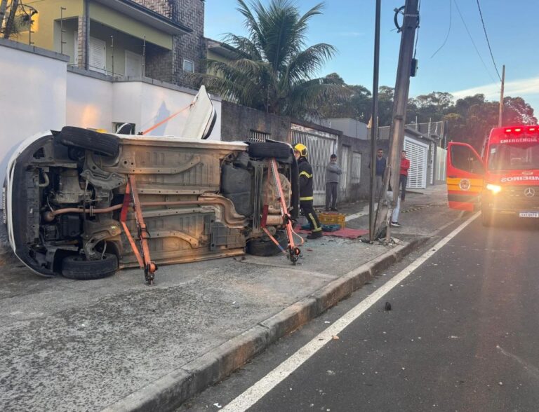 Mulher bate o carro em poste em Criciúma - SCTODODIA