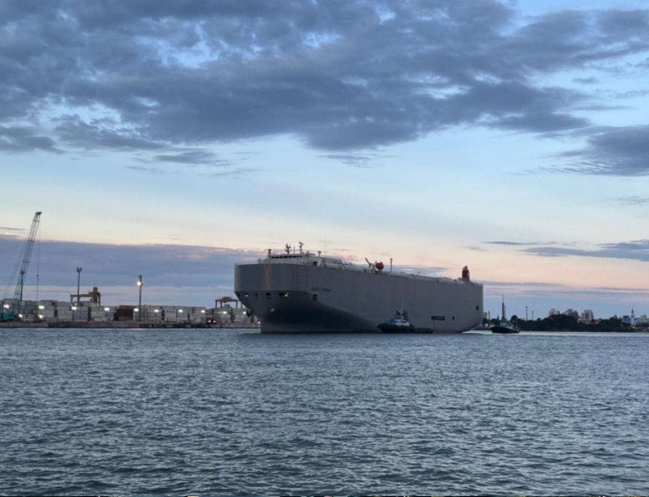 Navio desembarca carros de luxo em Itajaí - SCTODODIA