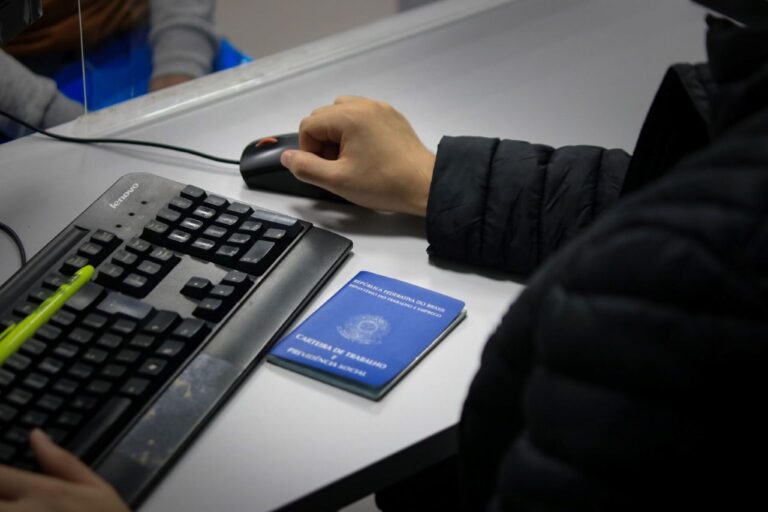 Santa Catarina cria 83,8 mil empregos formais em 2025 e mantém menor ...