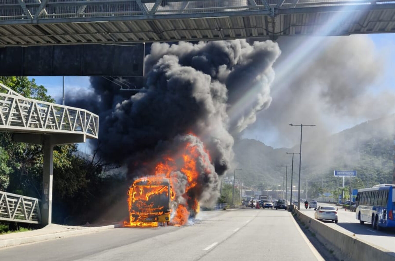 Ônibus pega fogo e deixa uma vítima na SC-401, em Florianópolis - SCTODODIA
