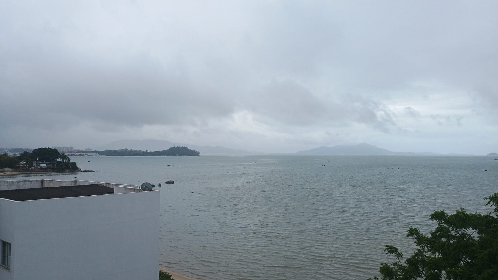 Ciclone se afasta, mas ventos fortes e ressaca ainda preocupam em Santa ...