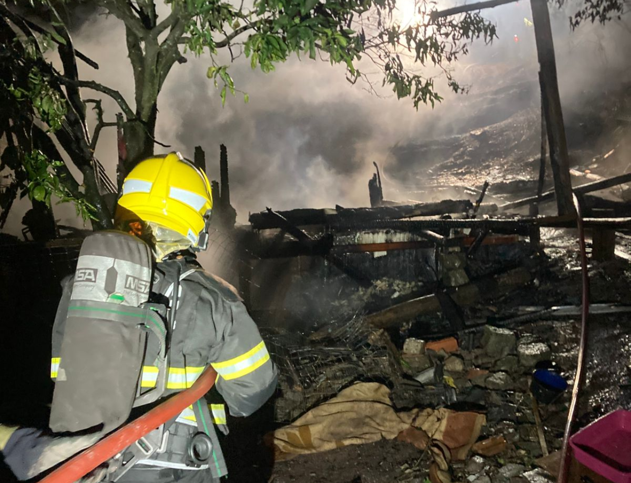 Incêndio atinge residência em Araranguá e mobiliza bombeiros durante a ...