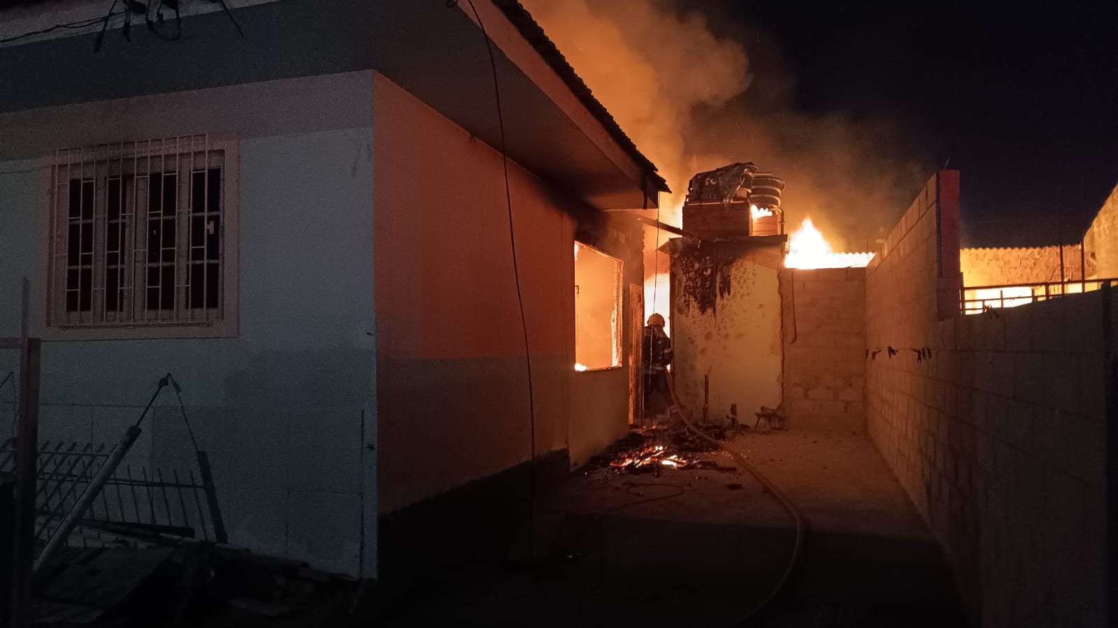 Incêndio destrói três casas em Palhoça e mobiliza força-tarefa dos ...