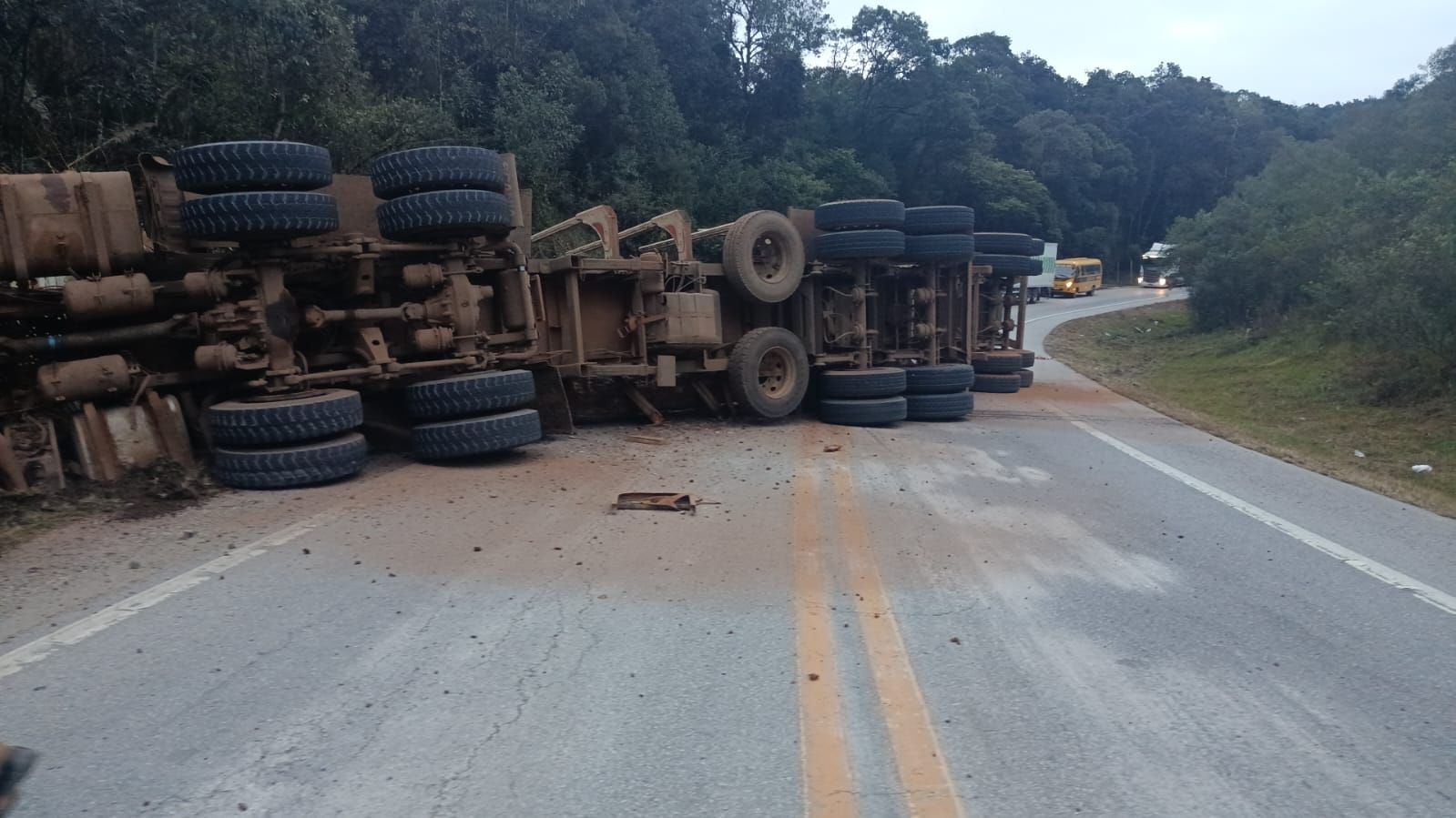 Tombamento de caminhão fecha BR-282 e causa caos no trânsito em SC ...